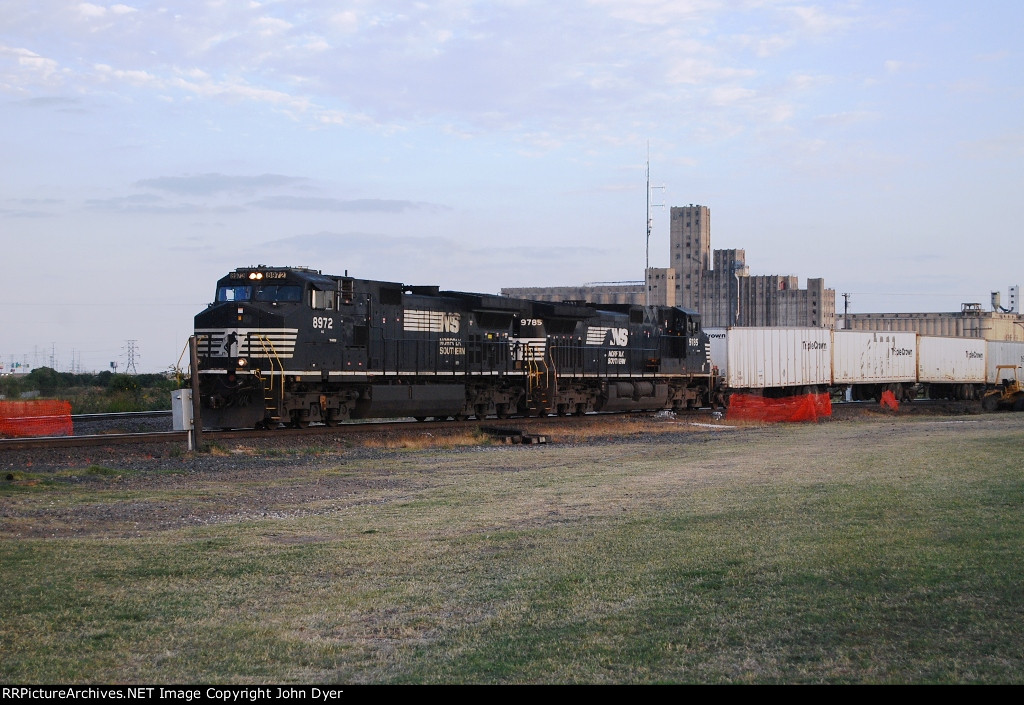 NS 8972 and NS 9785 leaving Saginaw
